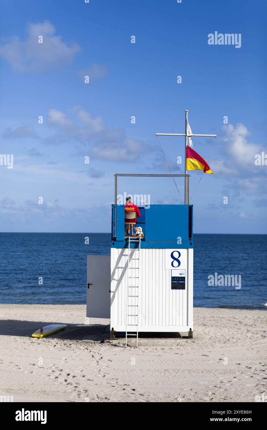 Empty lifeguard tower overlooking hi-res stock photography and images ...