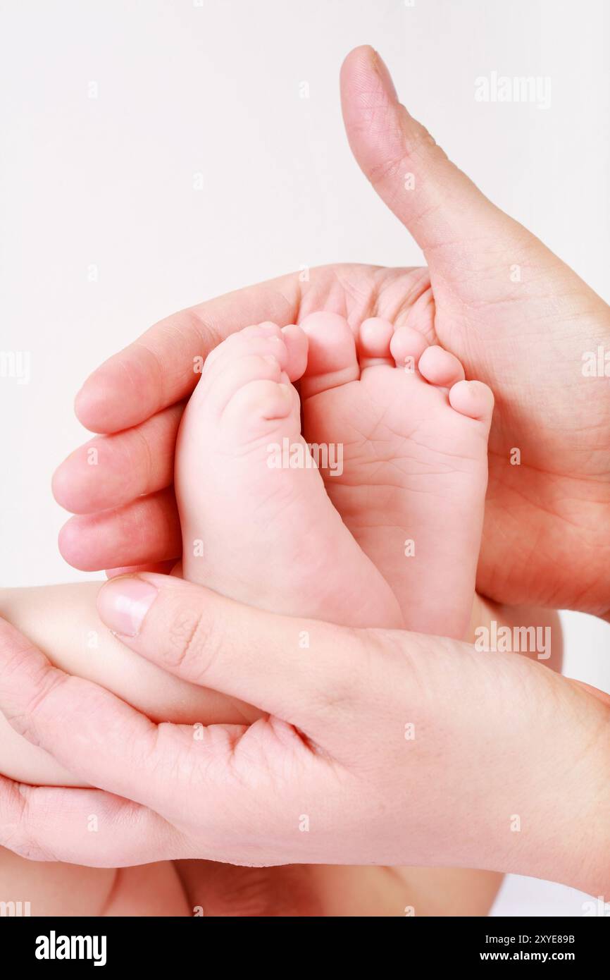 Detail of newborn's feet and hand - shallow DOF Stock Photo - Alamy