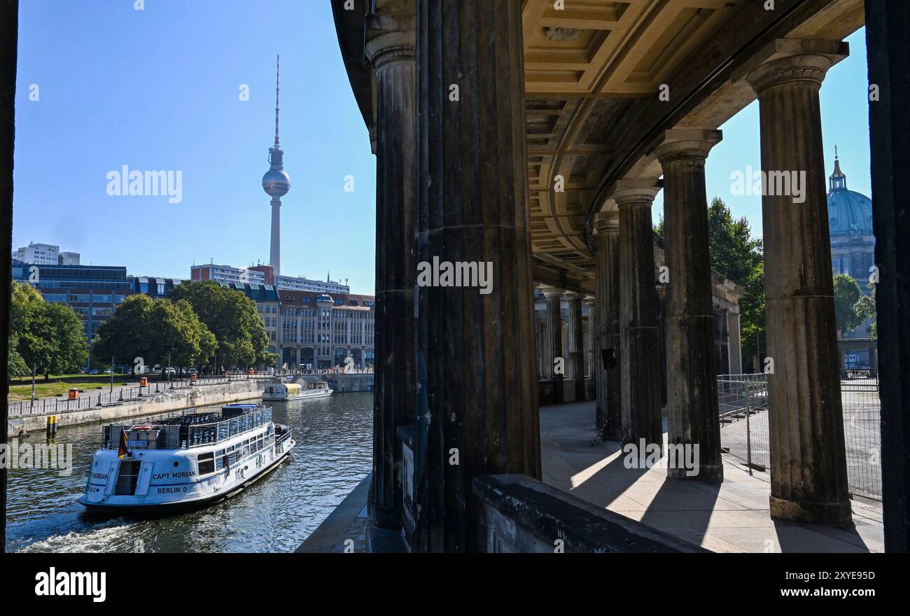 29 August 2024, Berlín: Image of the colonnade on Museum Island, on the ...