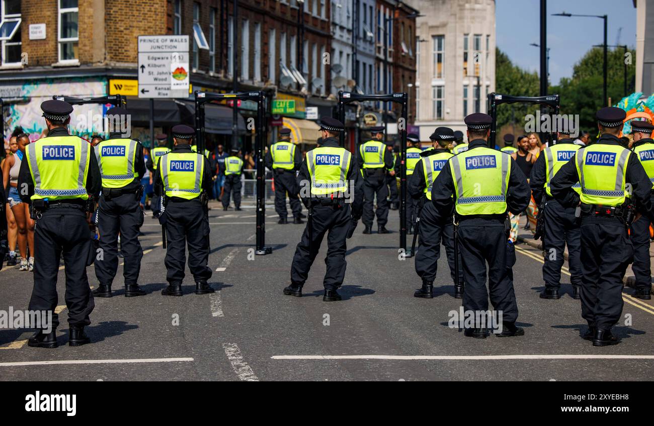 7,000 Police on duty at the Carnival. Performers and dancers in ...