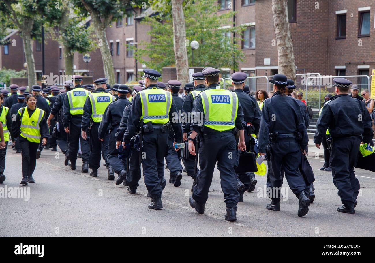 7000 police officers hi-res stock photography and images - Alamy