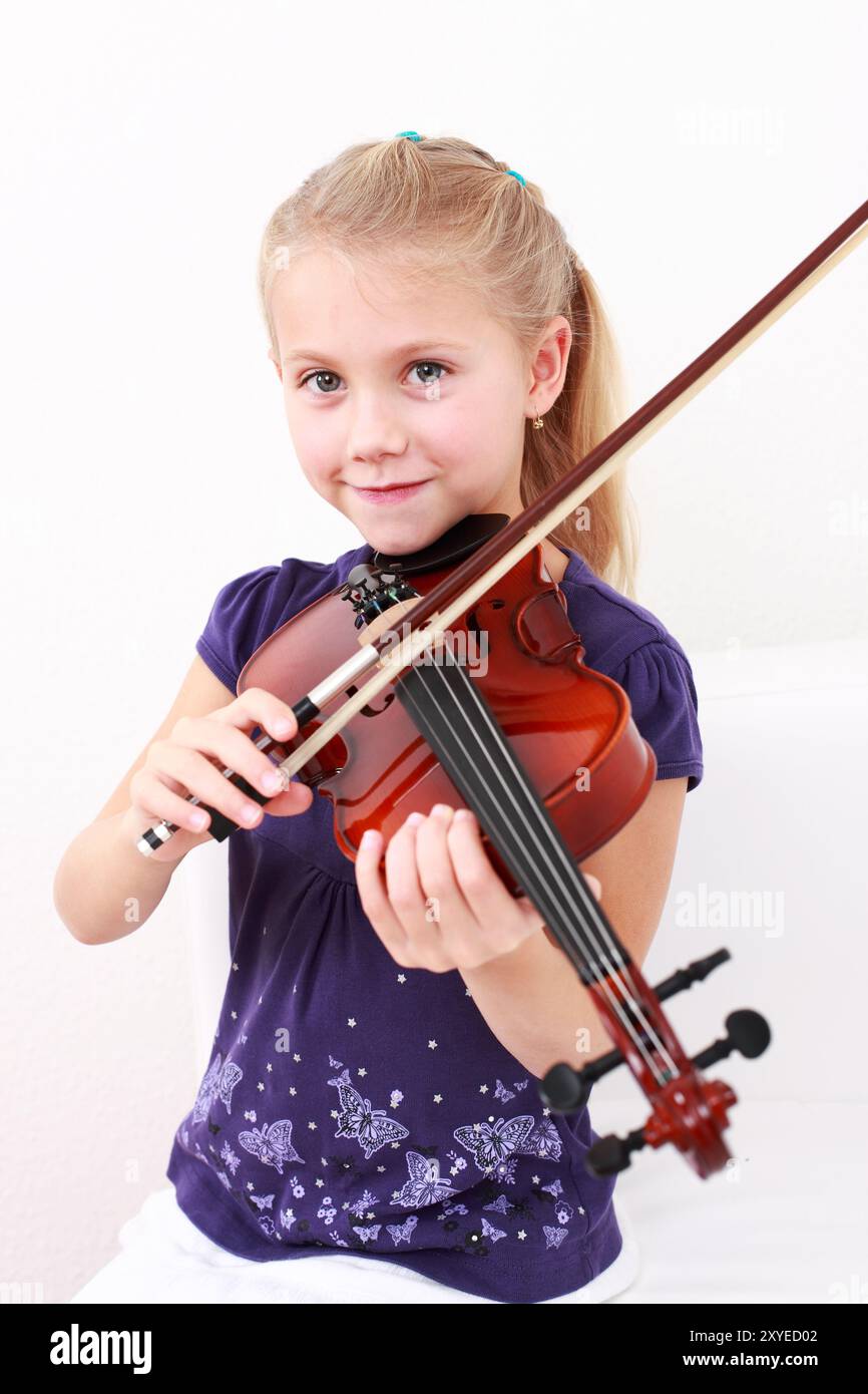 Cute little girl playing violin Stock Photo - Alamy