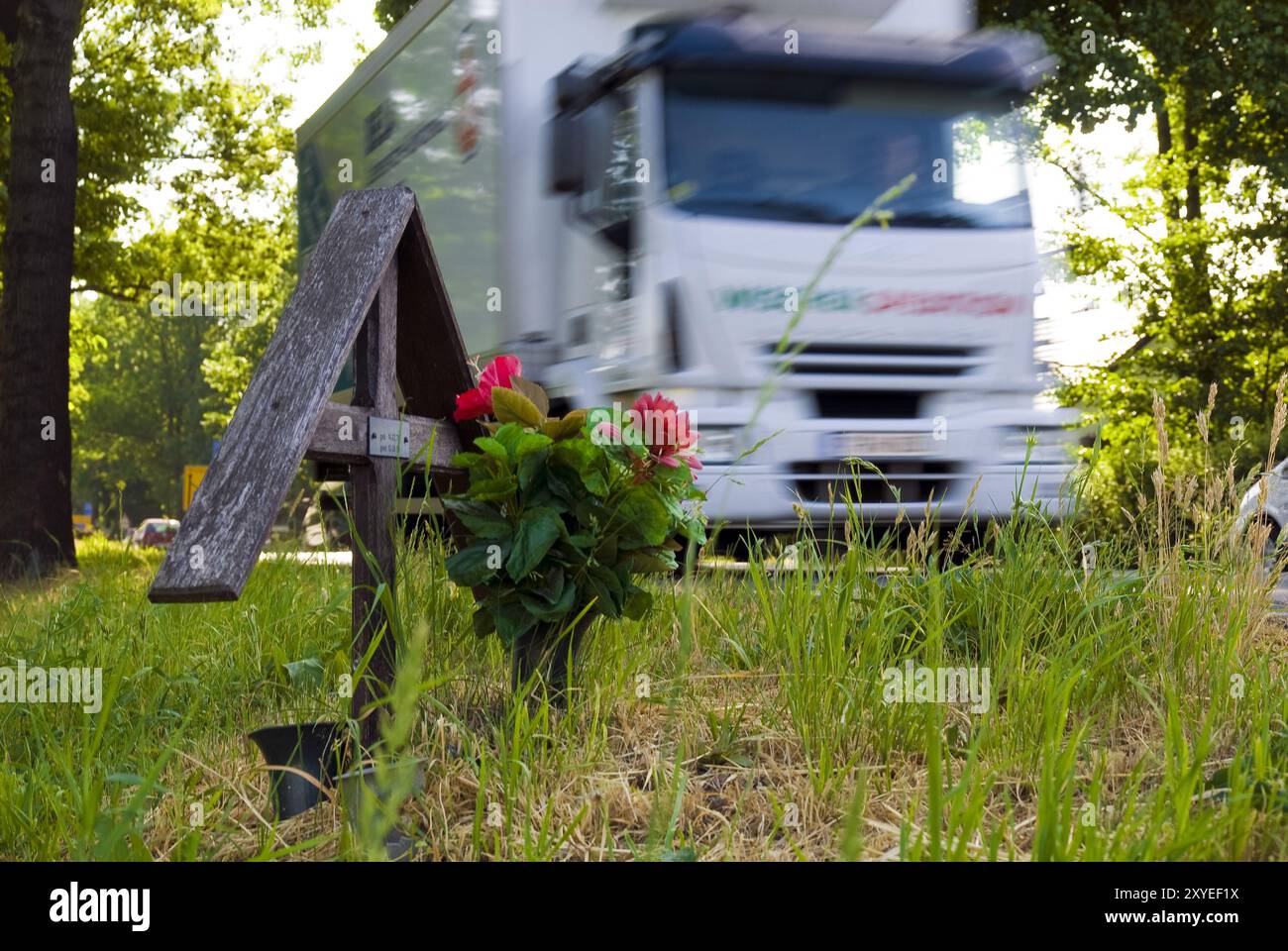 Roadside memorial cross flower hi-res stock photography and images - Alamy