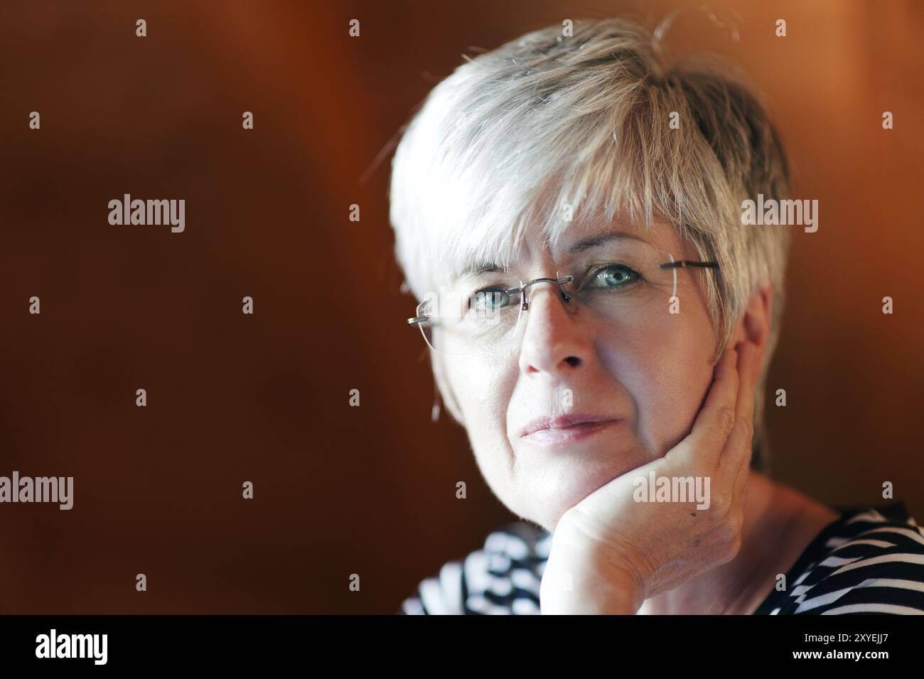 Portrait of a woman in sidelight Stock Photo - Alamy