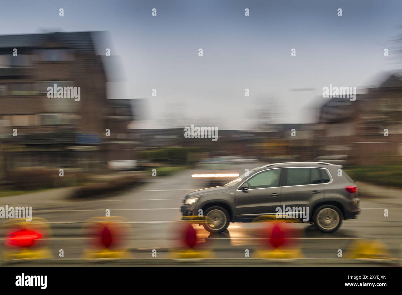 A car drives through a roadworks Stock Photo - Alamy