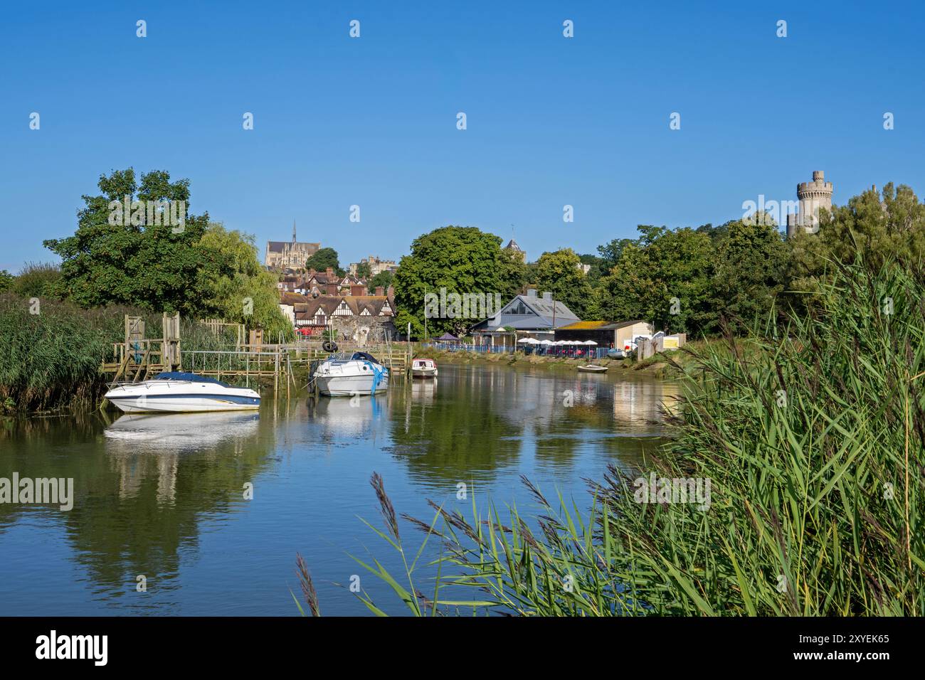 Arundel castle river arun arundel hi-res stock photography and images ...