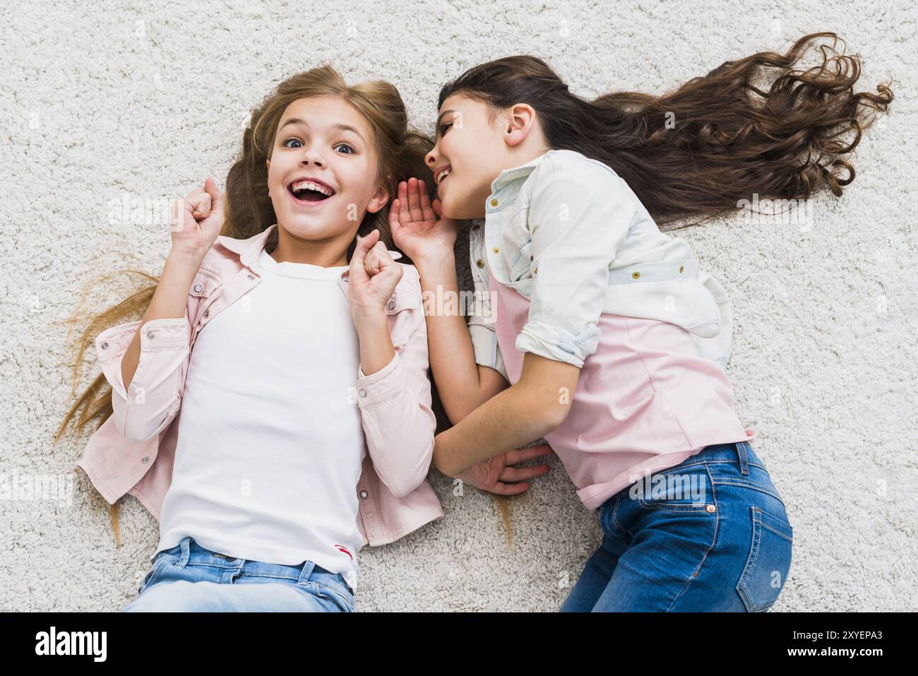 Children listening friends hi-res stock photography and images - Alamy