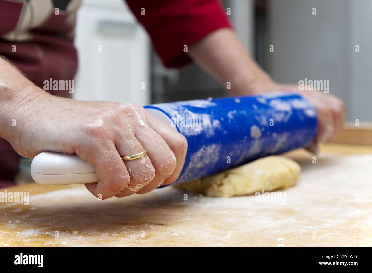 Womans hands roll dough rolling hi-res stock photography and images - Alamy