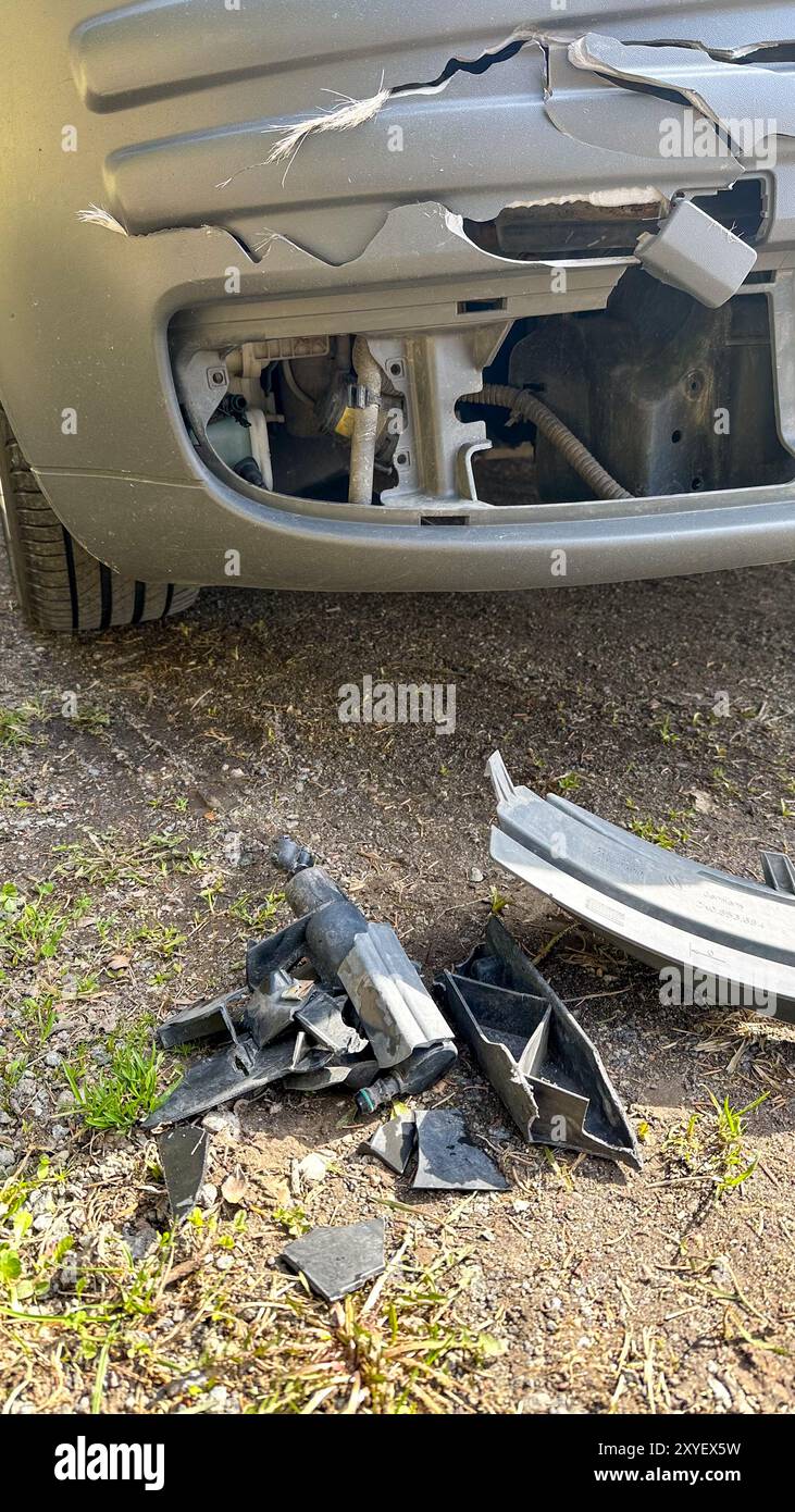 White smashed car front hi-res stock photography and images - Alamy