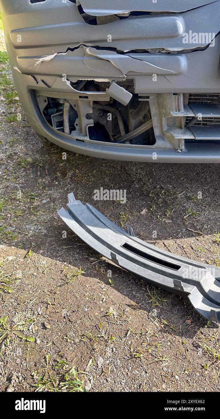 White smashed car front hi-res stock photography and images - Alamy