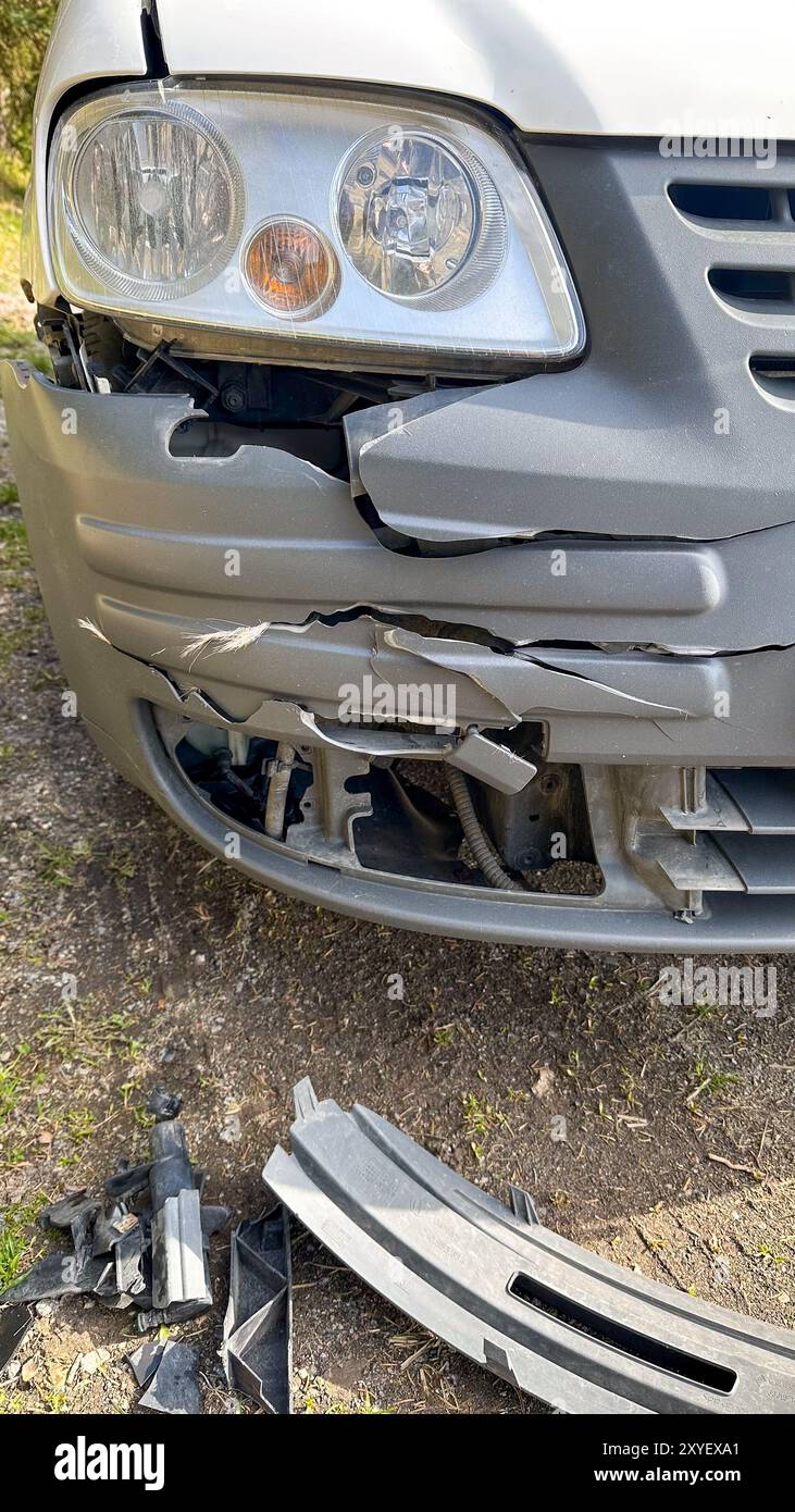 Smashed white car fender hi-res stock photography and images - Alamy