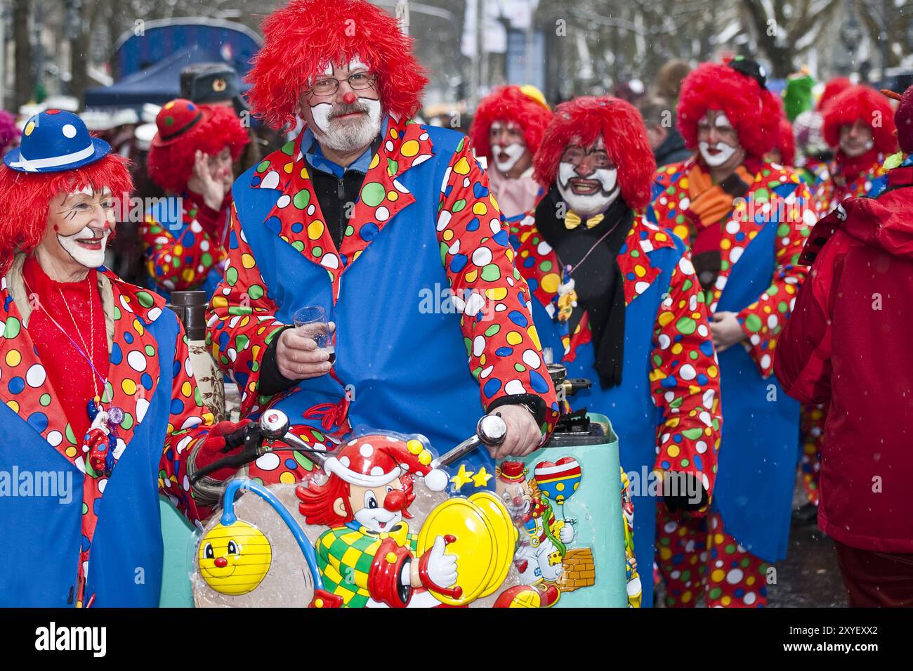Human revelers hi-res stock photography and images - Alamy