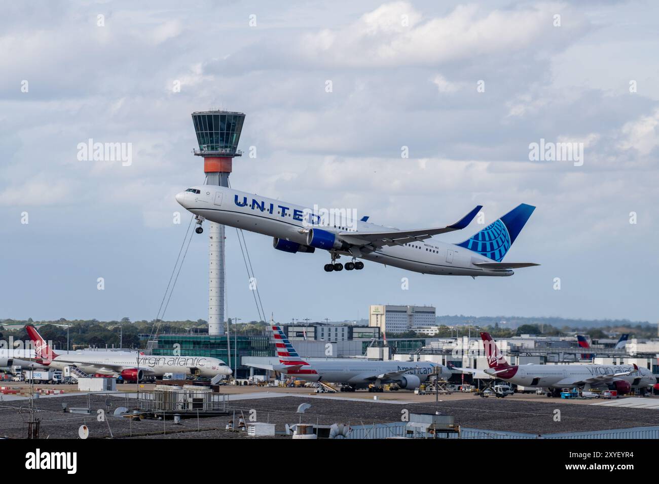 Take off heathrow hi-res stock photography and images - Alamy