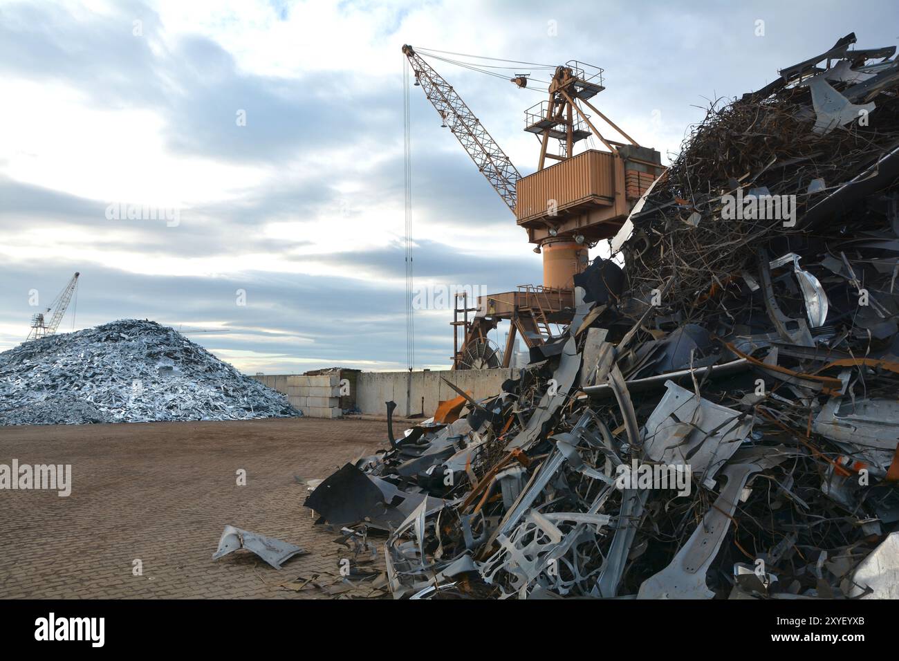 Scrap yard cranes hi-res stock photography and images - Alamy