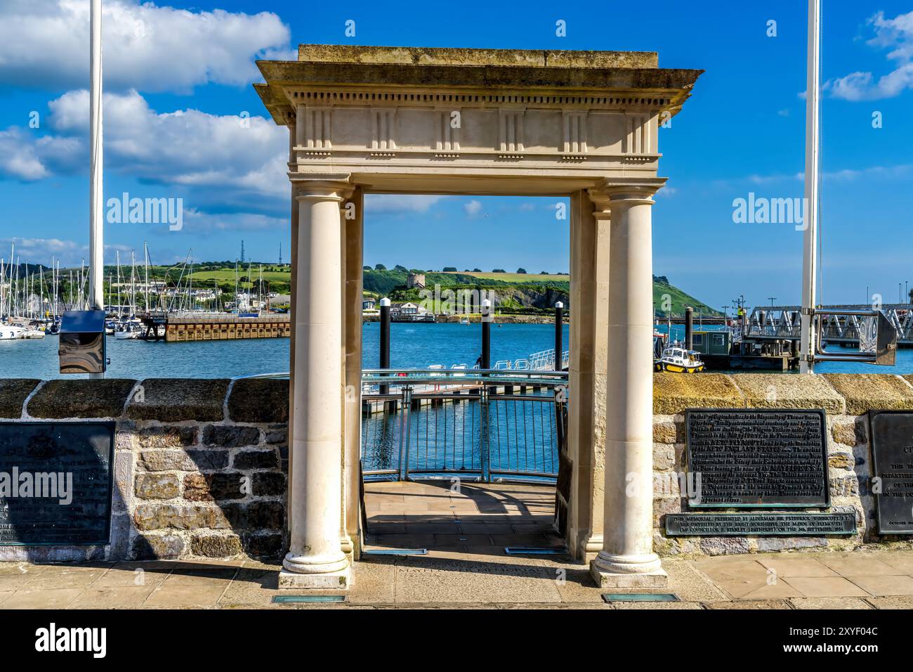 Mayflower Steps Disembarkation Memorial Next to Harbor Plymouth Devon ...