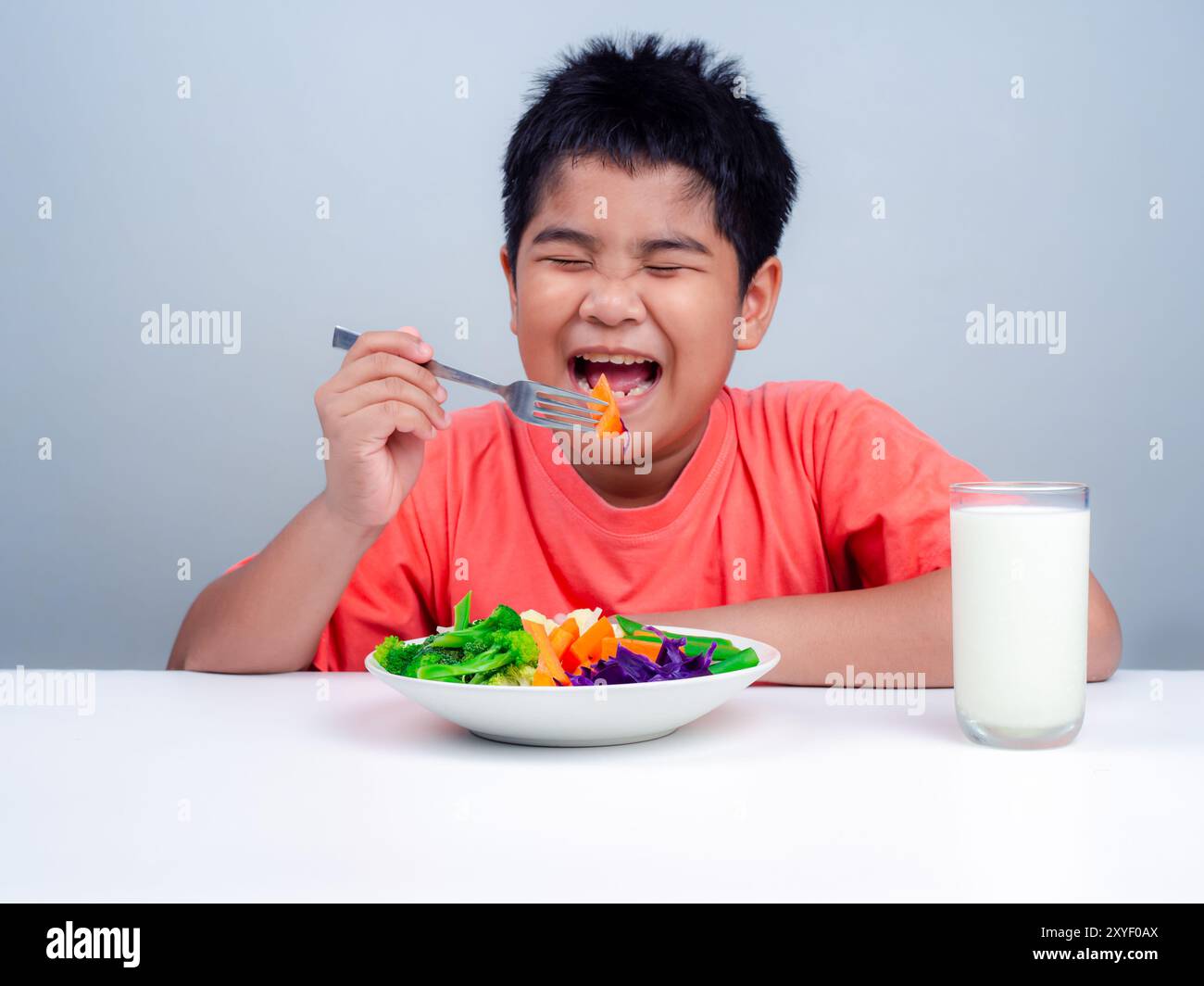 Children eating healthy food hi-res stock photography and images - Alamy