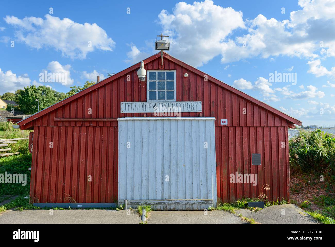 This photo shows an old red building in wood, once it was a fish export ...