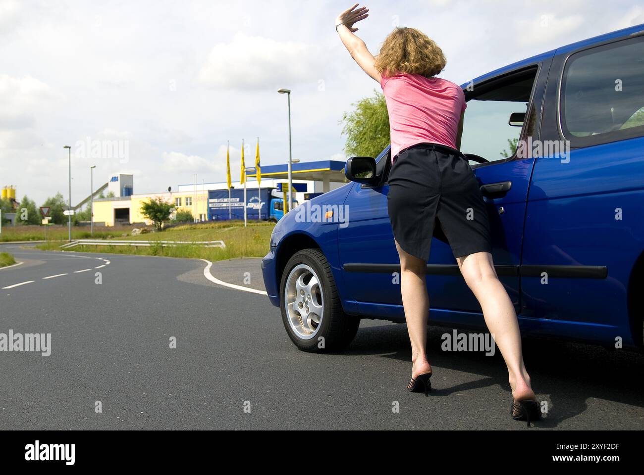 Woman young breakdown car push hi-res stock photography and images - Alamy