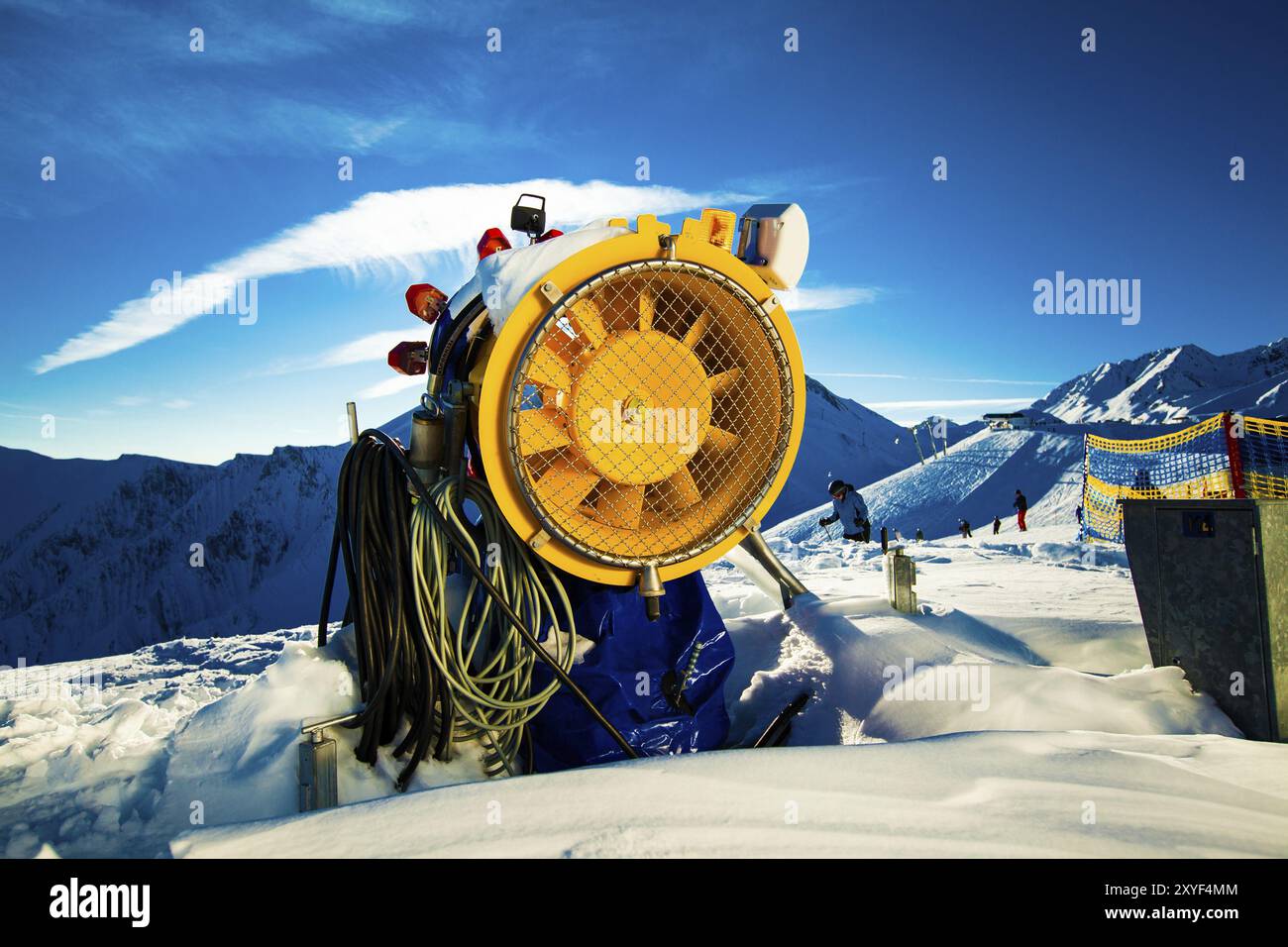 Yellow snow cannon hi-res stock photography and images - Alamy