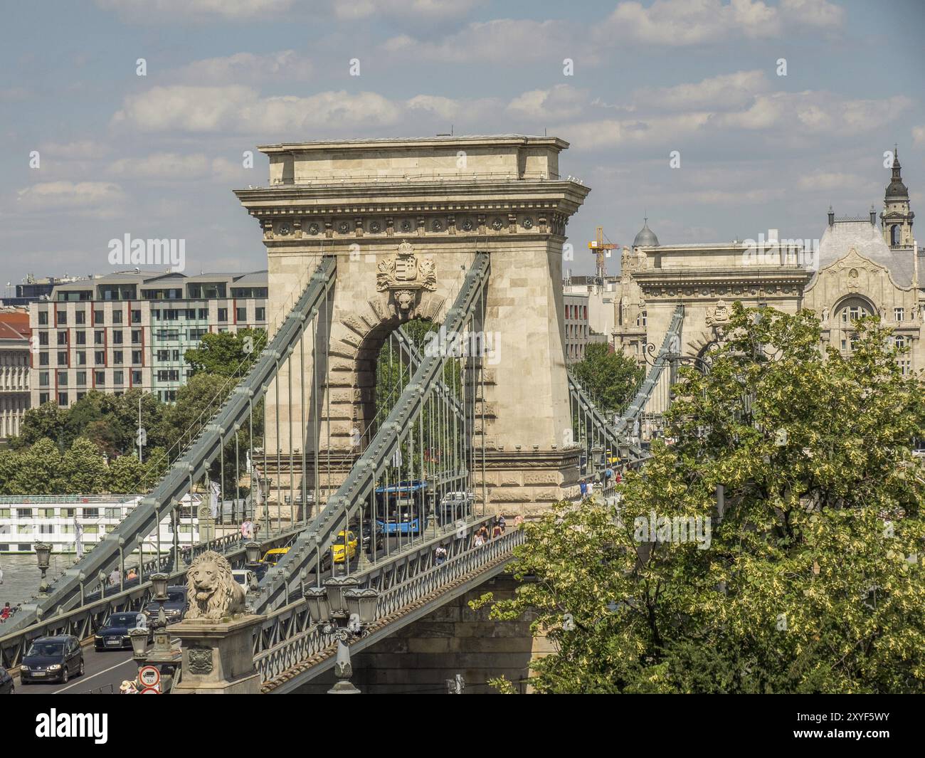 Bridge connecting two buildings hi-res stock photography and images - Alamy