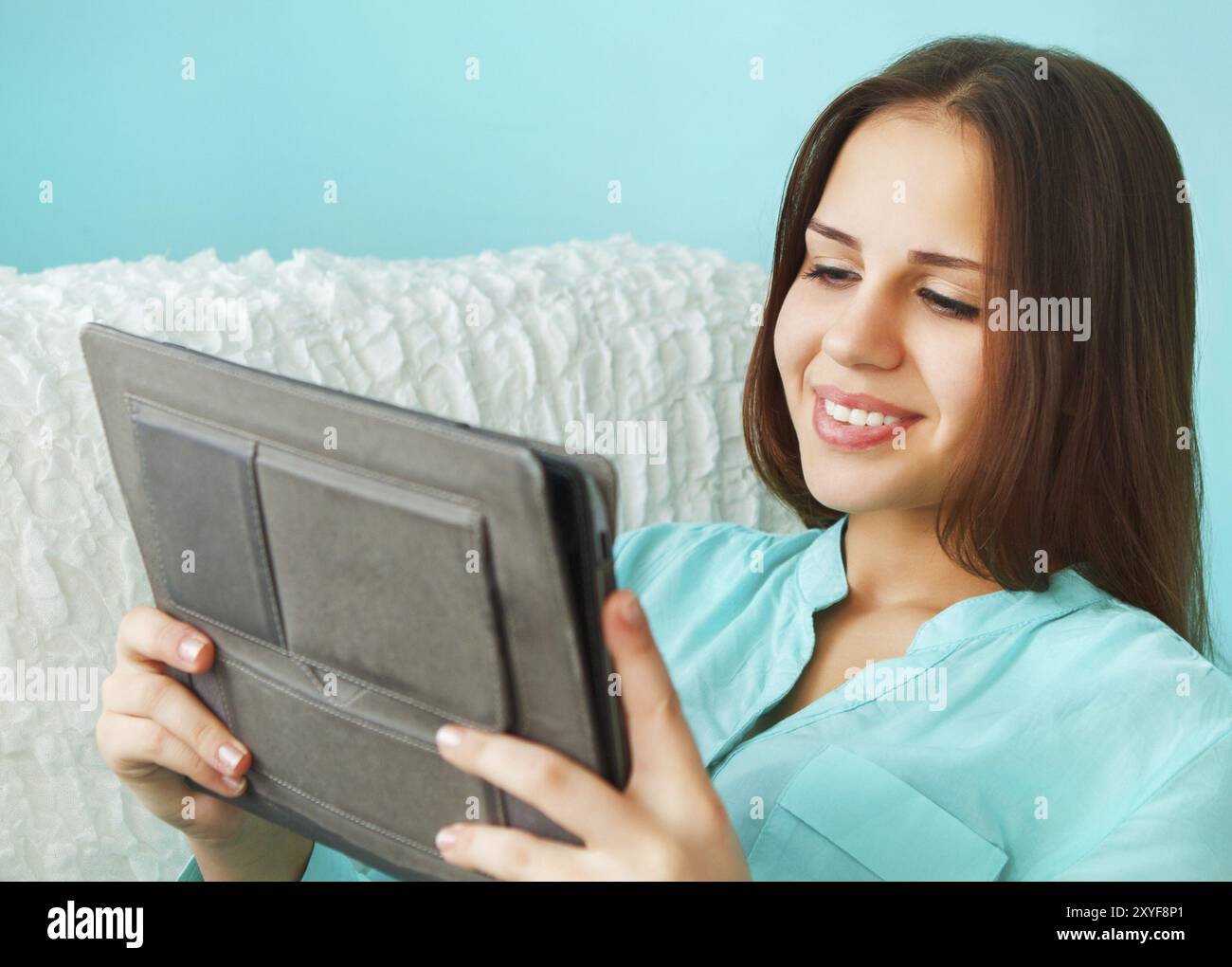 Teen girls tablet computer hi-res stock photography and images - Alamy
