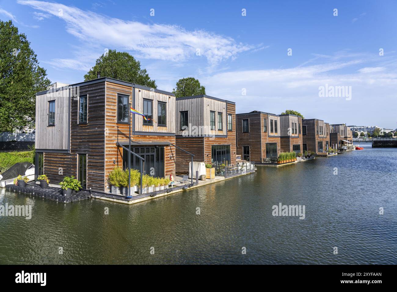 18 Floating residential buildings Havenlofts Nassauhaven, energy-neutral, solar cells, heat from ...