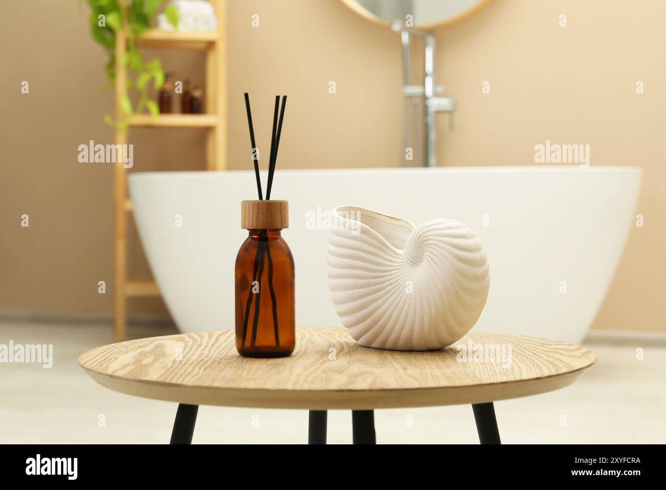 Shell shaped bathtub hi-res stock photography and images - Alamy