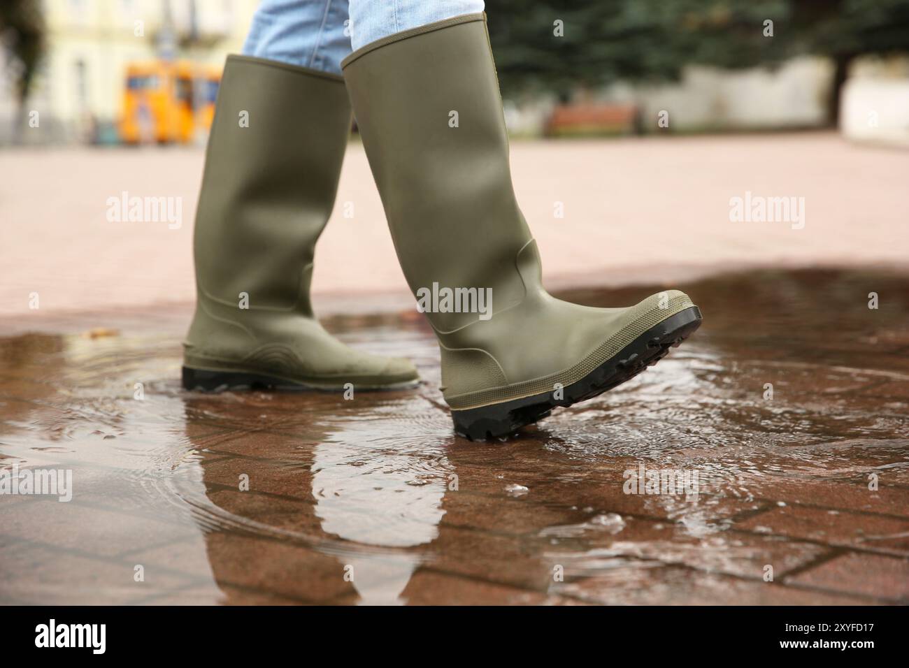 Woman wearing wellies hi-res stock photography and images - Alamy