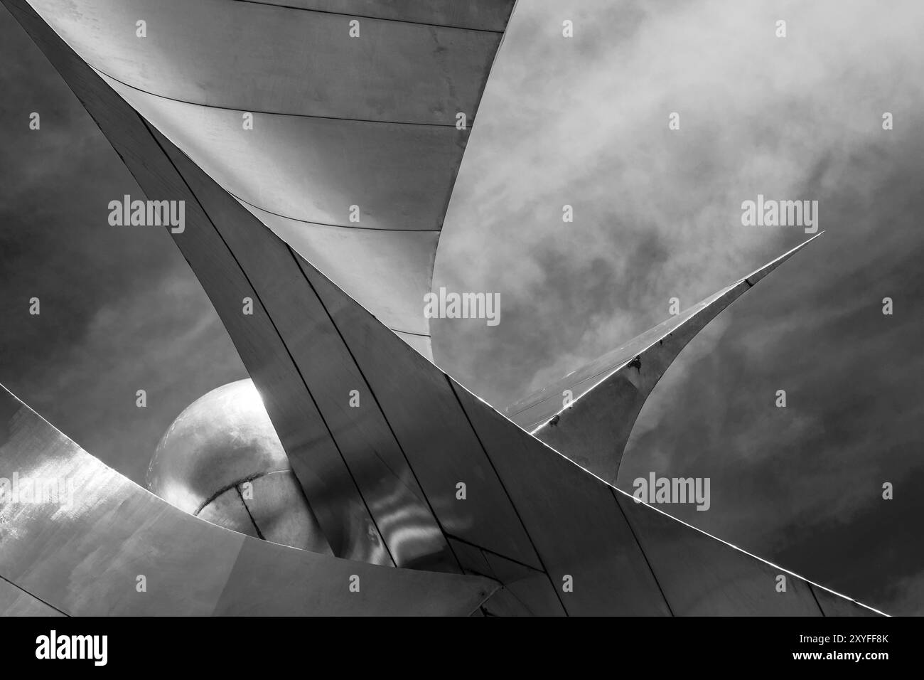 Sculpture architectural detail in Black and White Stock Photos & Images ...