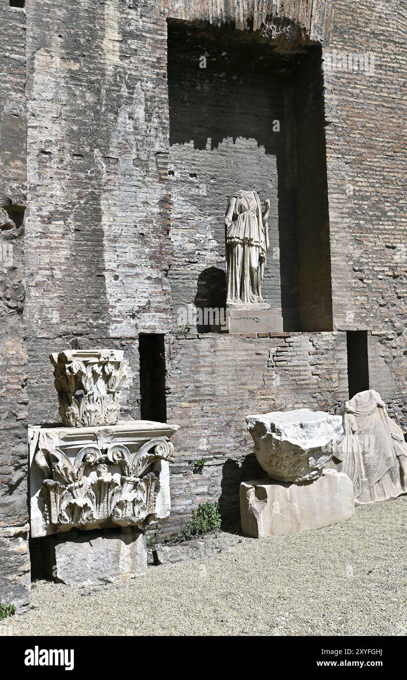 Columns with sculptures hi-res stock photography and images - Alamy