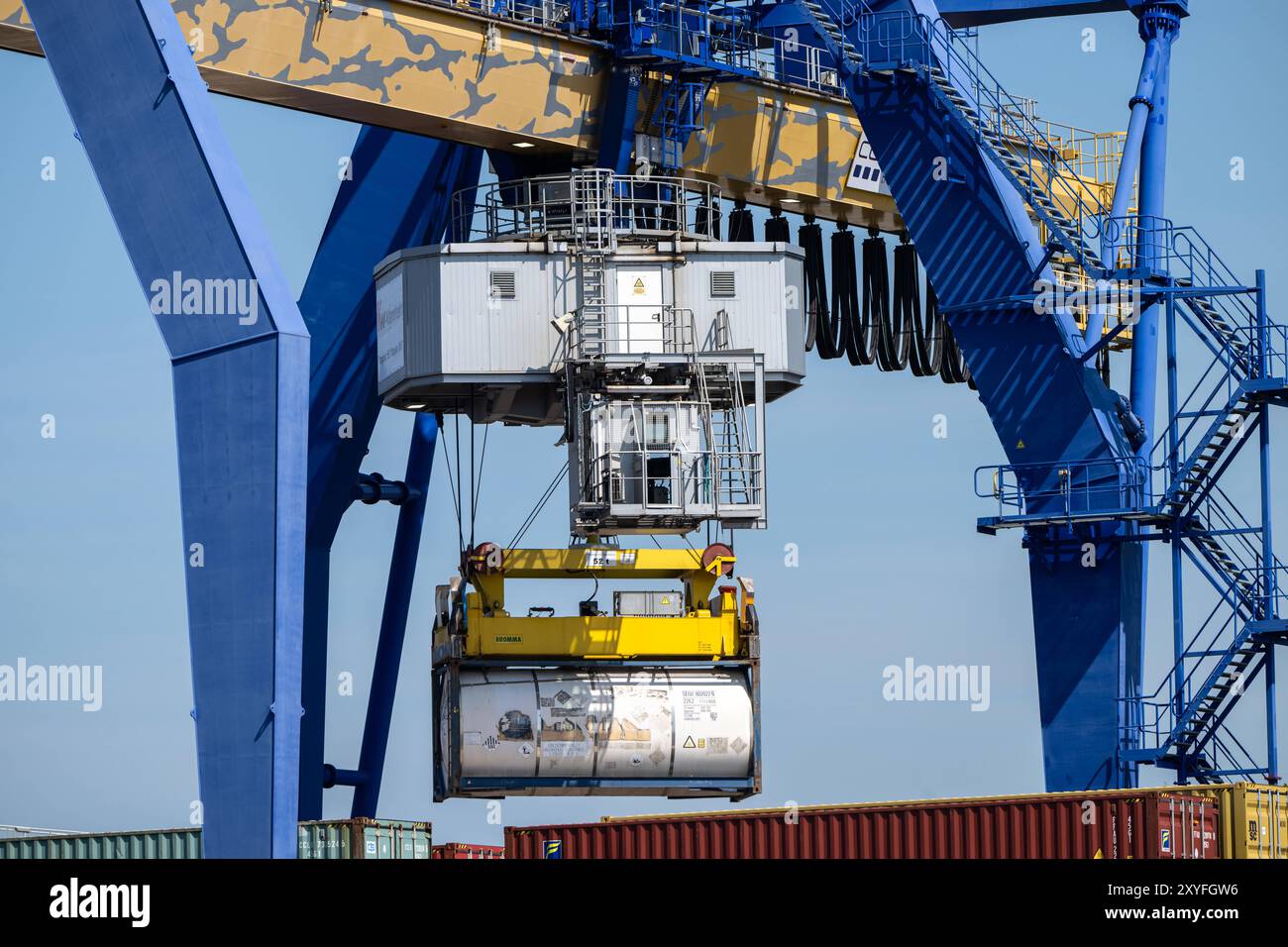 Moderner containertransport hi-res stock photography and images - Alamy