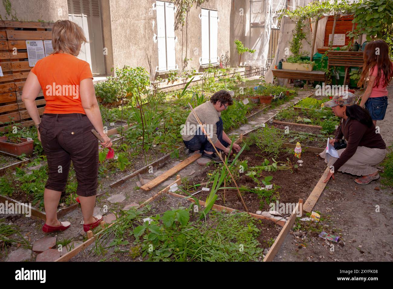 Low income public housing gardens hi-res stock photography and images ...
