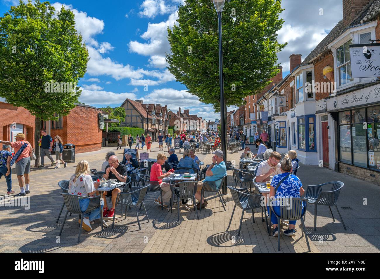 Cafe on Henley Street in the town centre, Stratford-upon-Avon, England ...
