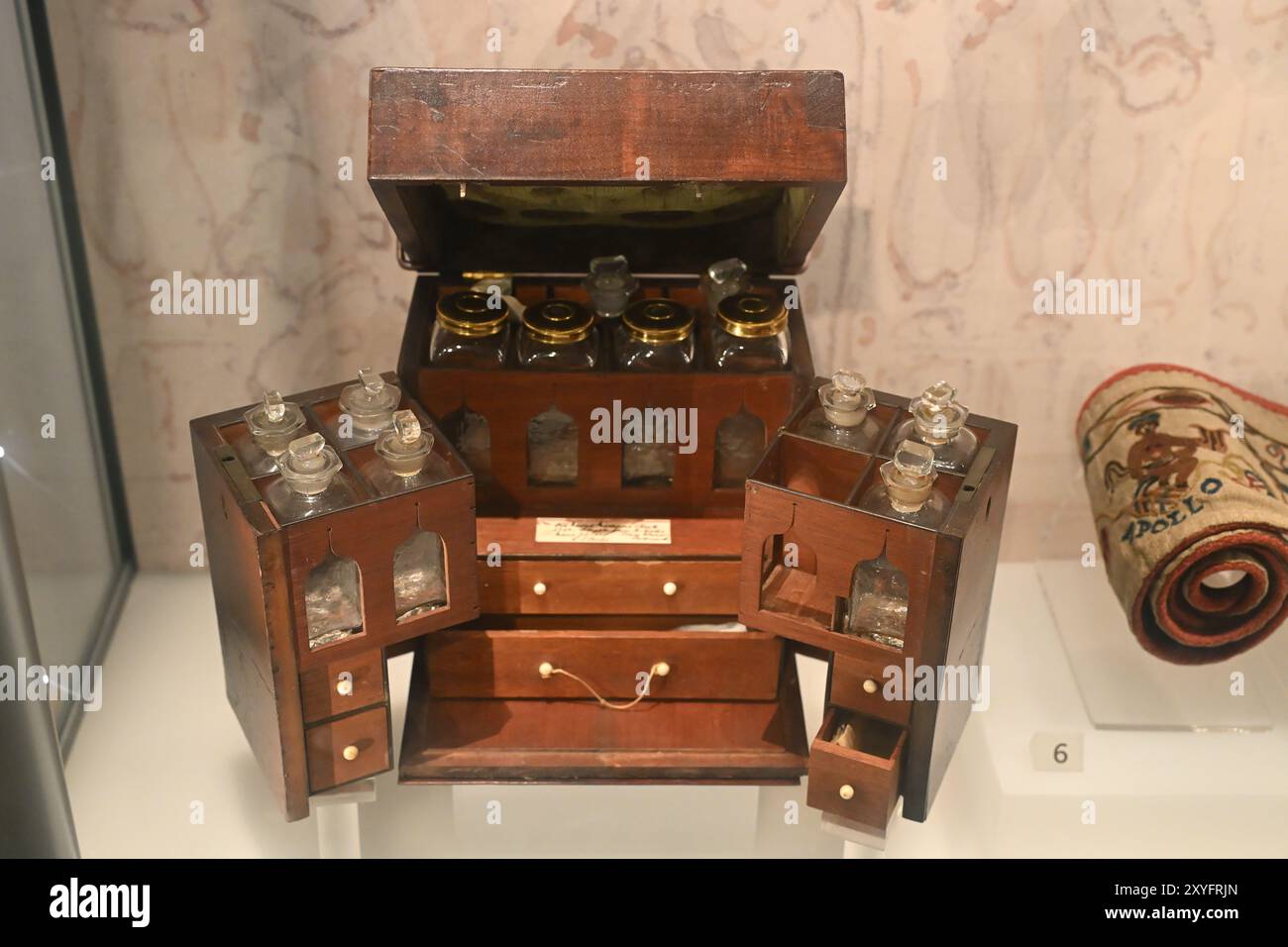Medicine chest hi-res stock photography and images - Alamy