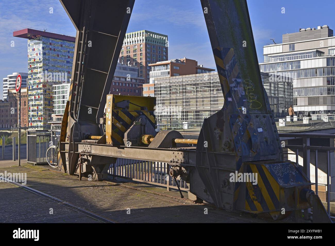 Alter Kran und die Gebaeude am Hafen, Alter Kran und die Bauten am ...