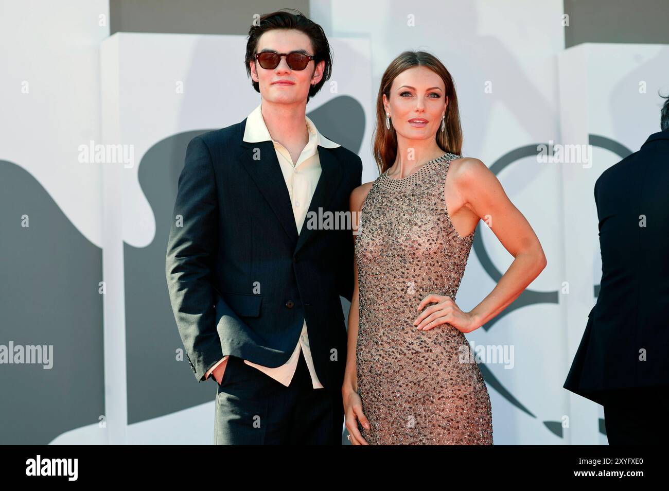 Louis Partridge und Leila George D Onofrio bei der Premiere der Apple ...