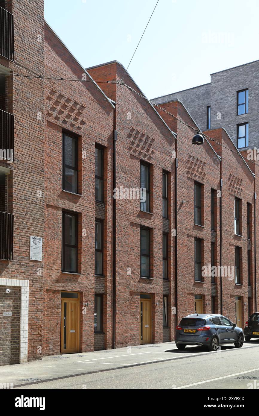 New town houses on Frogley Park, part of the Barking Riverside ...