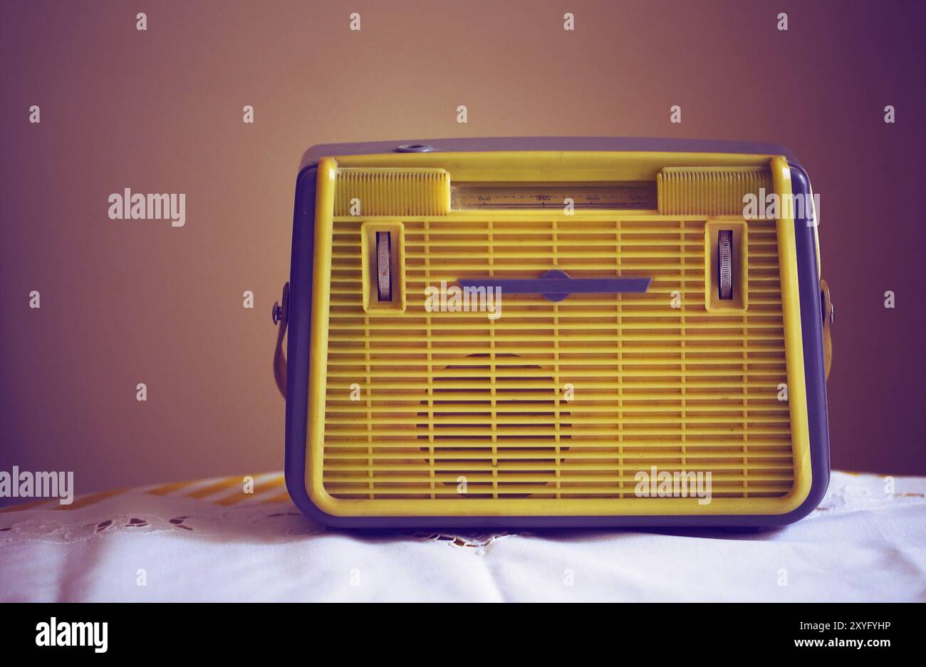 Antique radio on vintage background Stock Photo - Alamy