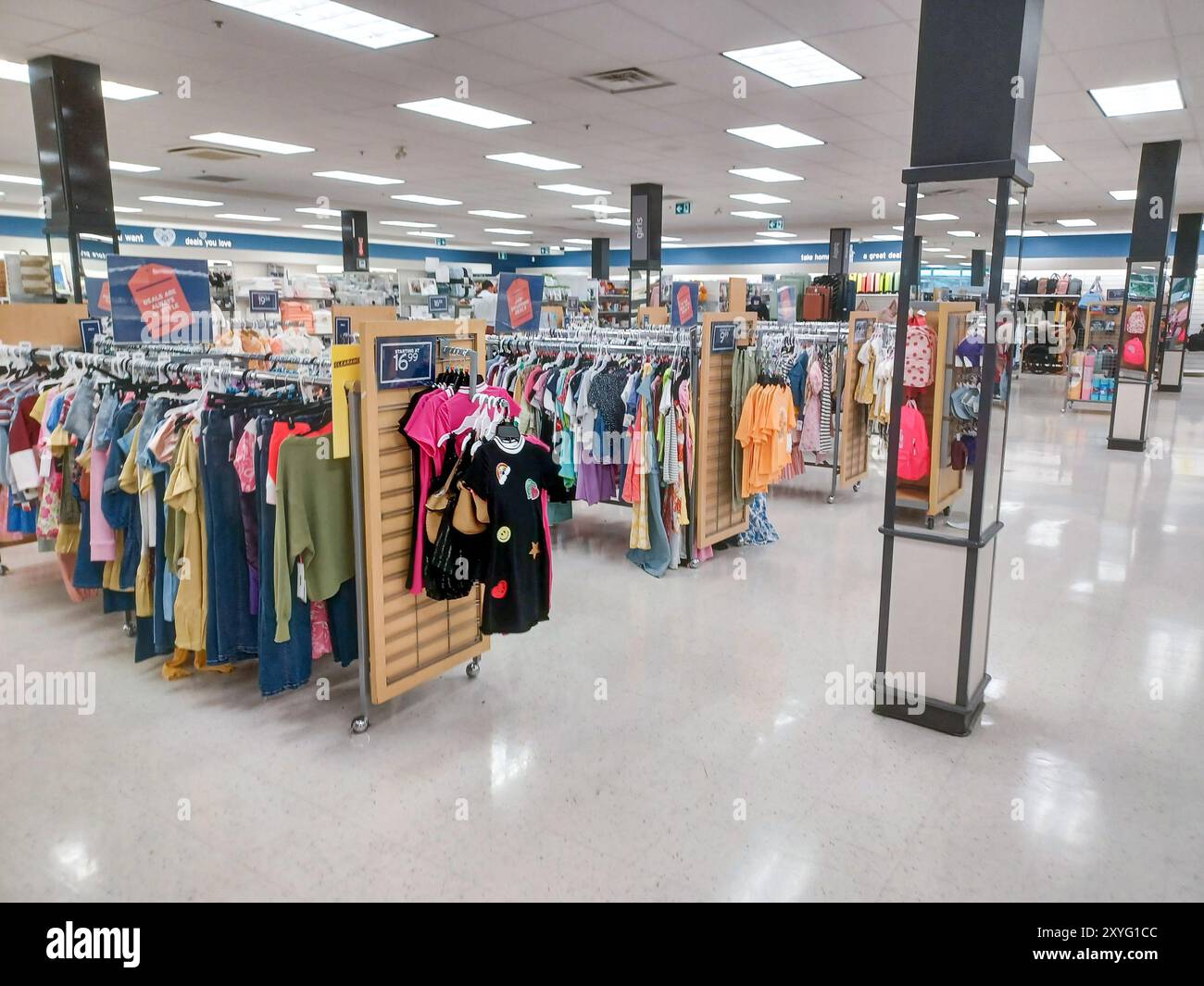 Clothing marshalls shopping store hi-res stock photography and images ...