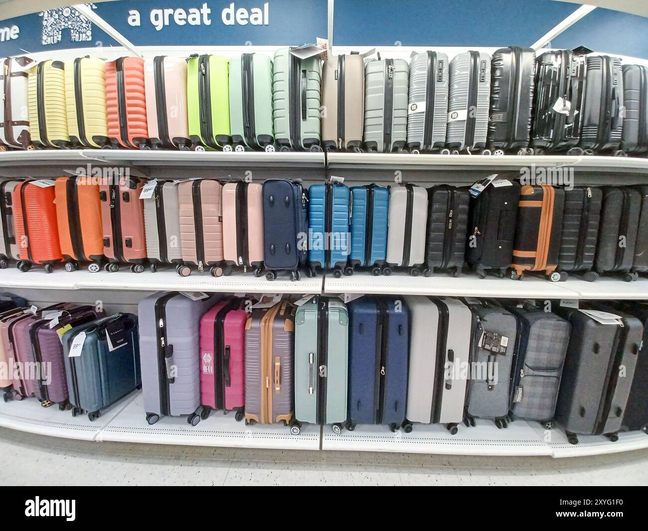 Clothing marshalls shopping store hi-res stock photography and images ...