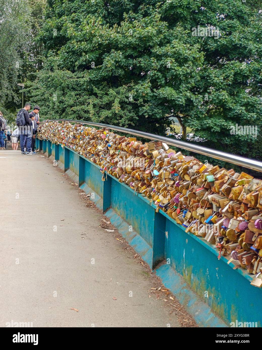 Weir bridge lovelocks hi-res stock photography and images - Alamy