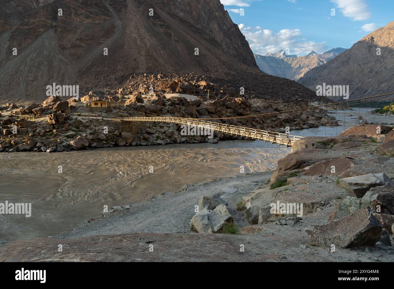 Puente colgante sobre el río Indo, Skardu, Pakistán Stock Photo - Alamy