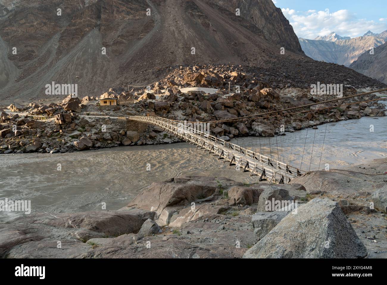 Puente colgante sobre el río Indo, Skardu, Pakistán Stock Photo - Alamy