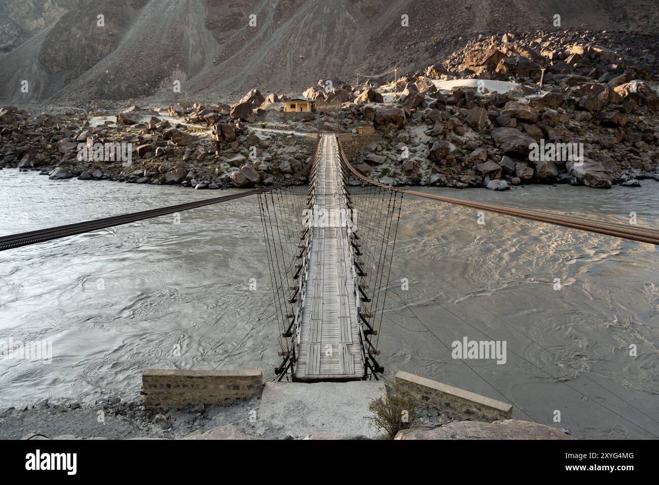 Puente colgante sobre el río Indo, Skardu, Pakistán Stock Photo - Alamy