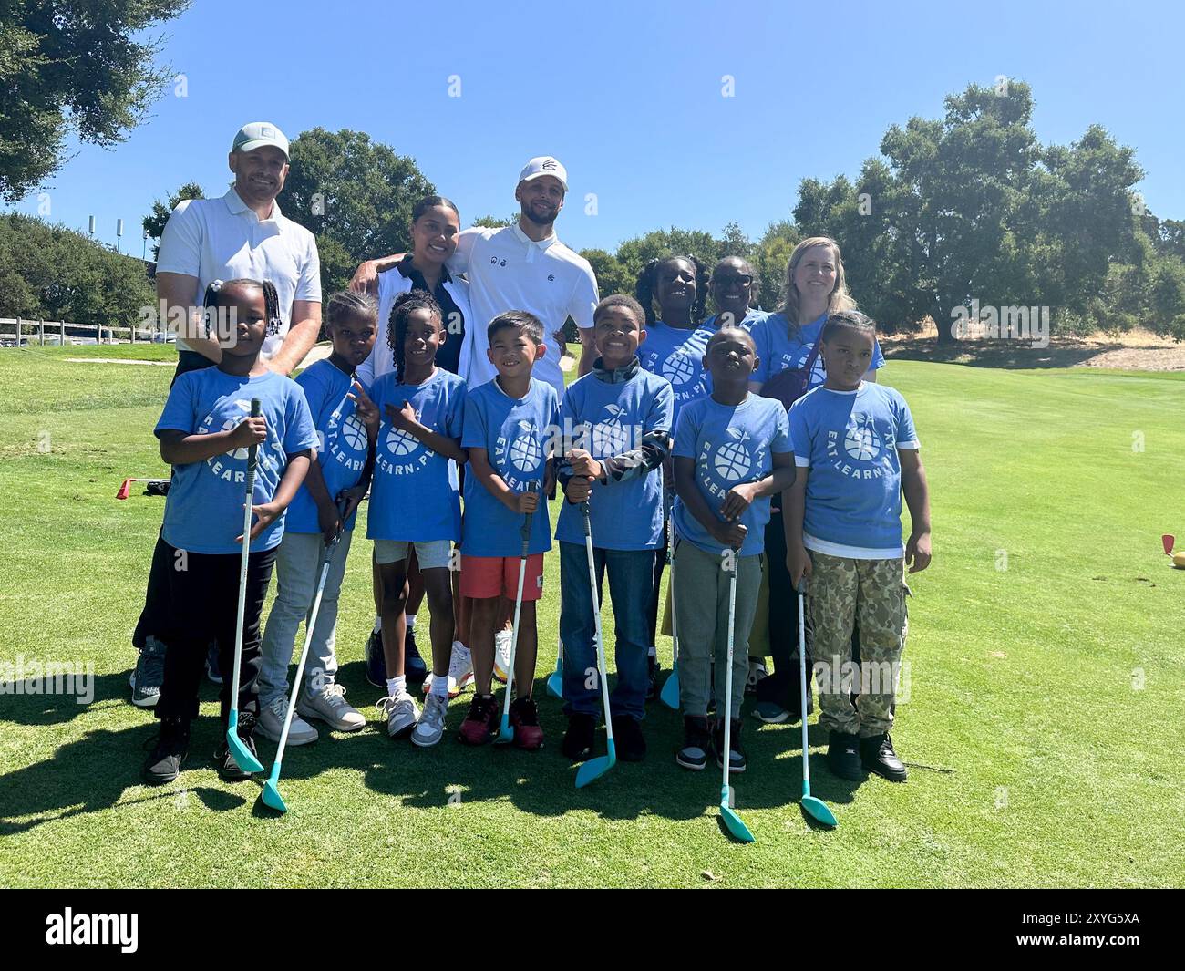 Golden State Warriors' Stephen Curry, center, and his wife Ayesha pose ...