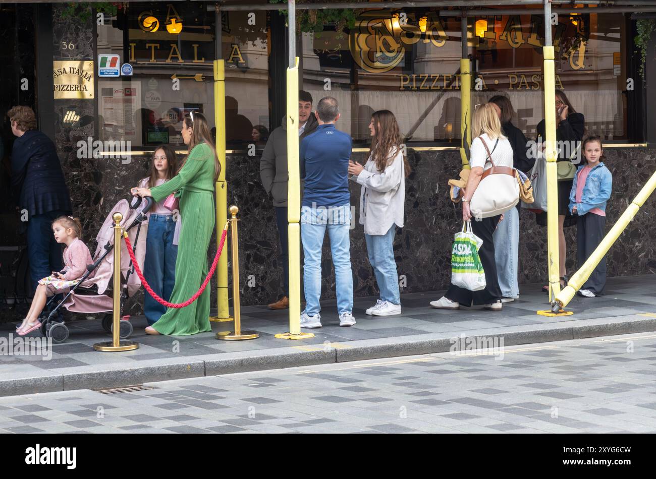 Restaurant waiting line uk hi-res stock photography and images - Alamy