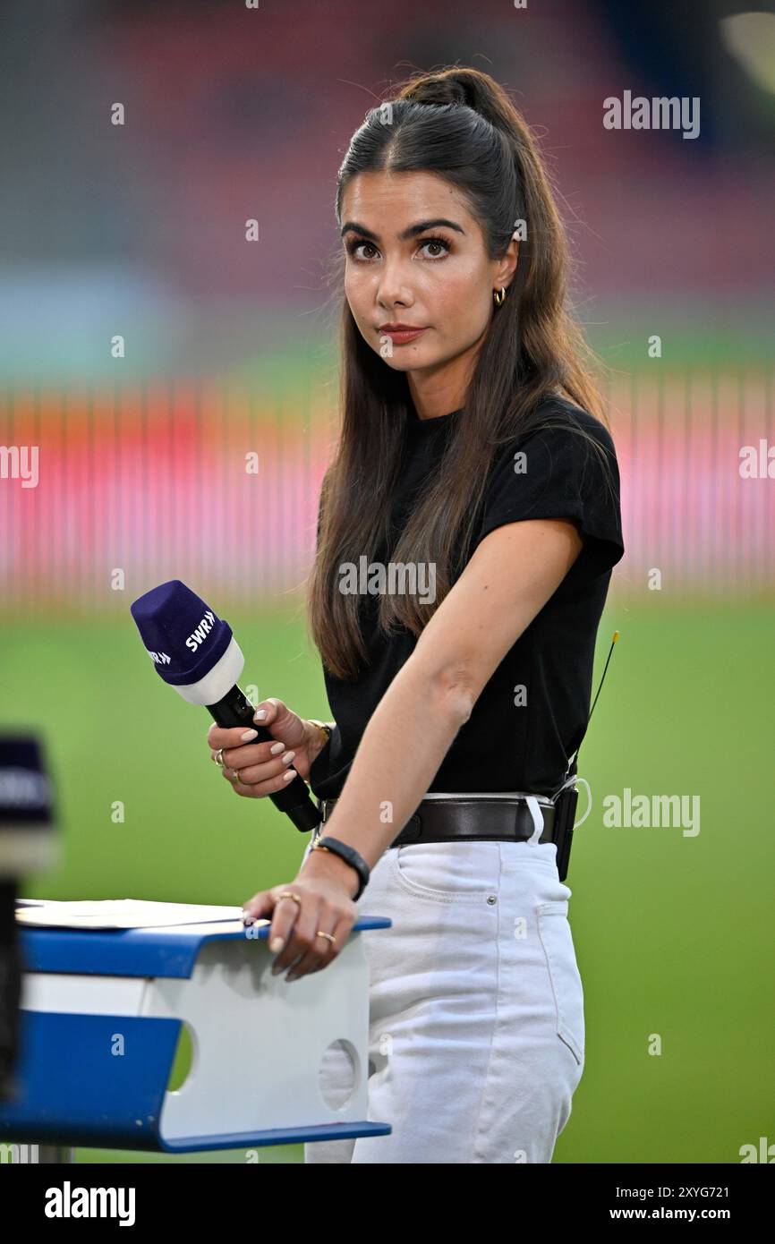 Moderatorin Journalistin Lea Wagner im Interview Mikrofon Mikro Logo SWR 1. FC Heidenheim vs. BK ...