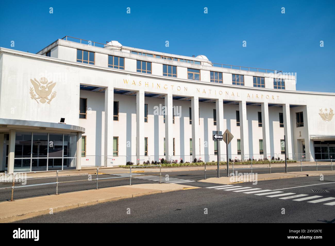 Reagan national airport terminal 1 hi-res stock photography and images ...