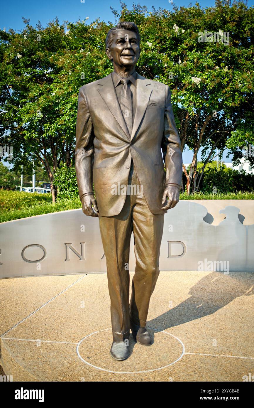 Ronald Reagan Statue DCA Airport Arlington Virginia // ARLINGTON ...