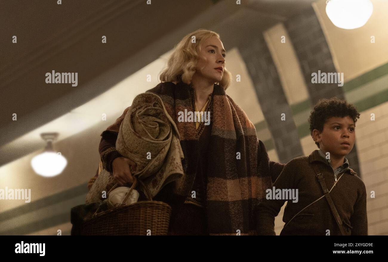 Blitz Saoirse Ronan & Elliott Heffernan Stock Photo - Alamy